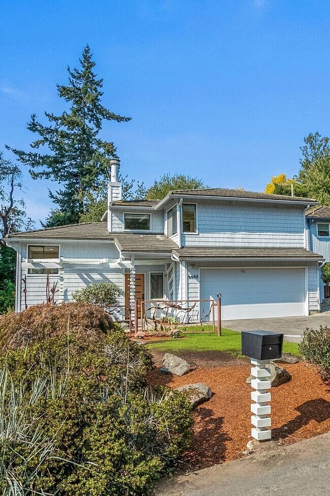 Gorgeous Air-Conditioned Genesee View Home - 4441 53rd Ave SW Seattle ...