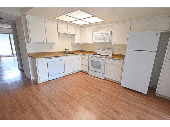 DON'T MISS! REMOD. KIT. HDWD FLRS, NEWER F... - 18 Creekwood Square ...