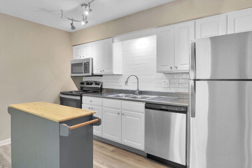 Pheasant Run Apartments - 1102 NE Independence Ave Lee's Summit MO ...