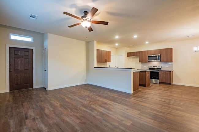 AVAILABLE NOW! GORGEOUS 3 BEDROOM DUPLEX L... - 620 Wheatfield Dr Venus ...
