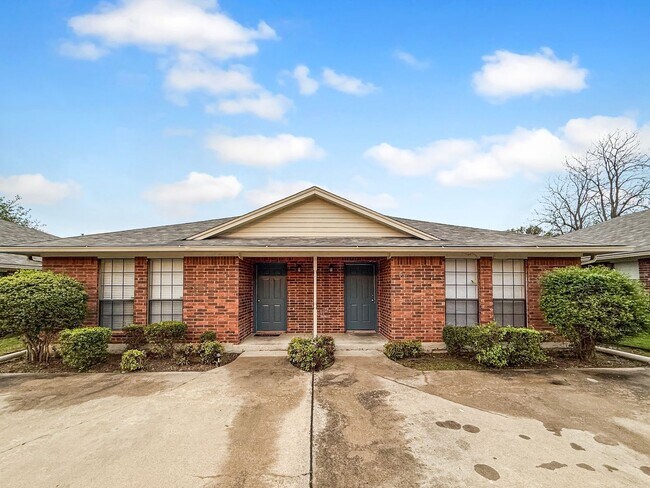 Charming 2-Bedroom Duplex in Prime Arlingt... - 810 Mirabell Ct ...