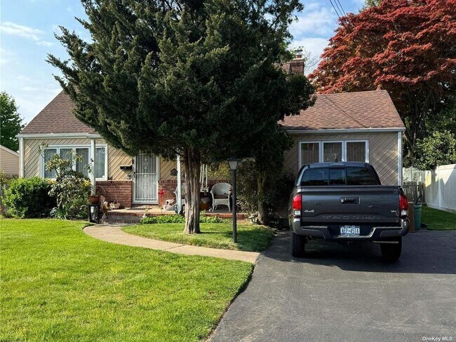 25 Greenwood Dr - 25 Greenwood Dr North Babylon NY 11703 | Apartment Finder