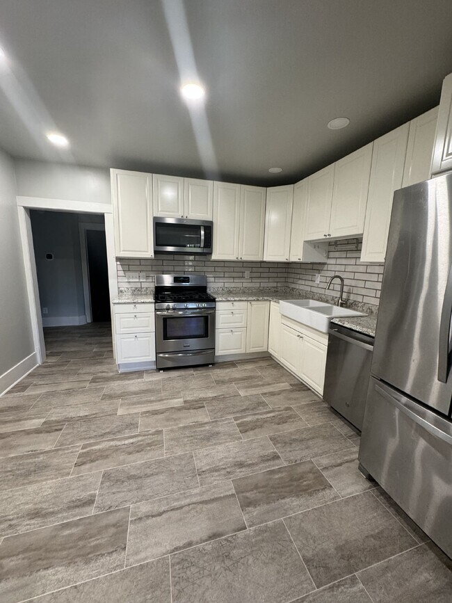 4 bedroom 3 bath Springfield home with Off... - 424 E 6th St ...