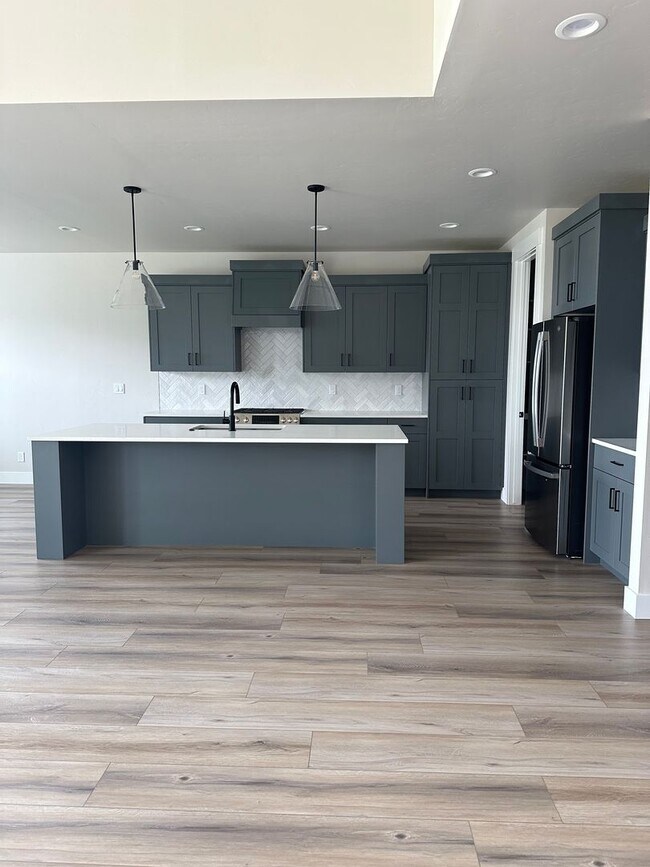 Ready for move in now.... Brand New Home -... - 10273 Lone Leaf Dr ...