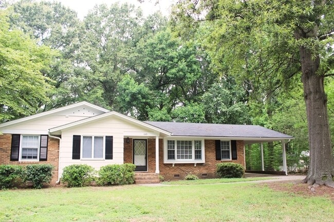 Ranch Style House! Fenced-in Yard includes... - 1301 Manovill Pl ...