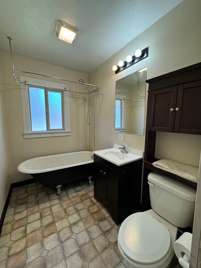 Rare 1 bdrm 1 bath duplex 2.9 miles to Sky... - 2124 Vine Ave Klamath ...