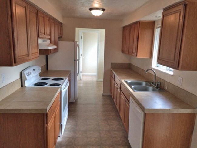 Gateway area updated 2-story duplex - 824 N Cloverleaf Loop Springfield ...