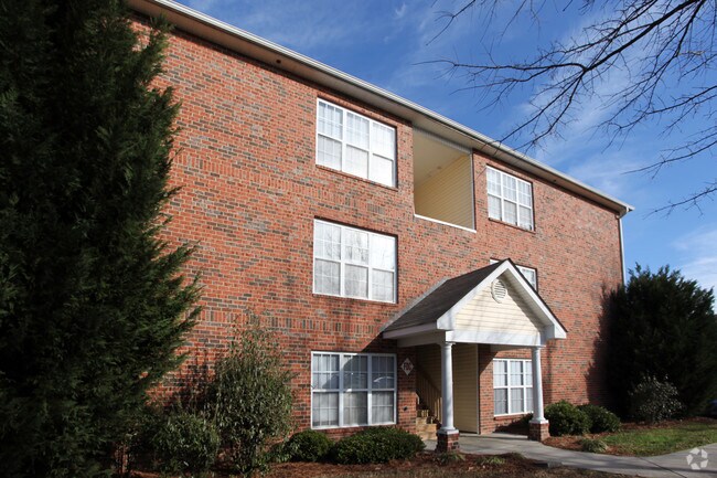 Collegiate Commons - 1407 Cunningham St Greensboro NC 27401 | Apartment ...