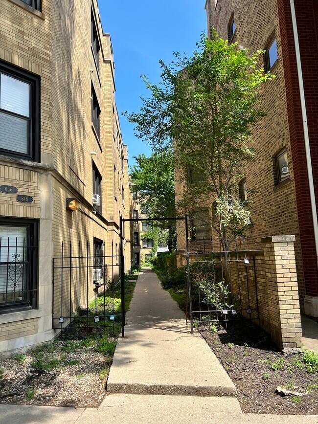 648 W Roscoe St NGD - 648 W Roscoe St NGD Chicago IL 60657 | Apartment ...