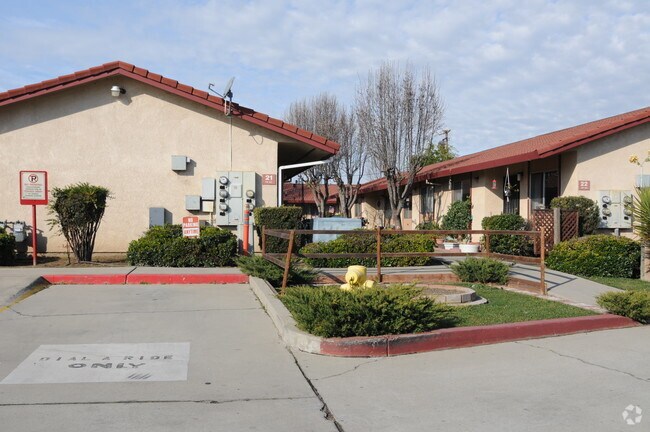 East Avenue Manor - Turlock, CA | Apartment Finder