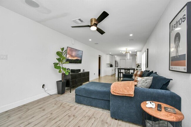 7003 Darien St - 7003 Darien St Houston TX 77028 | Apartment Finder