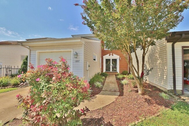 MUST SEE! Charming 3-Bedroom Townhome in Thoroughgood! 1-Car Attached ...