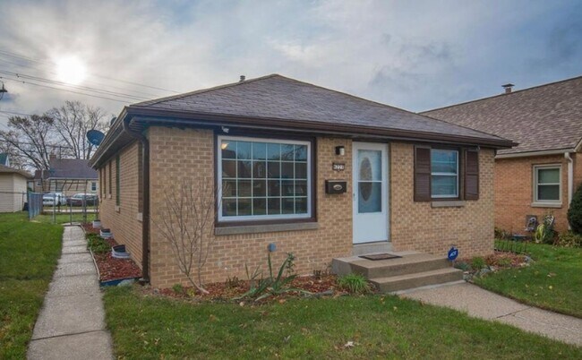 Spacious 3 Bedroom Single Family Ranch Sty... - 6221 W Spencer Pl ...