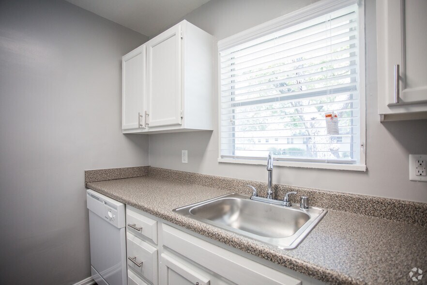 The Melrose Apartments - 18194 Purvis Dr Triangle VA 22172 | Apartment ...