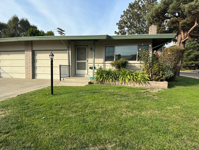 3 Bedroom 2 Bathroom Duplex in Greenhaven - 1127 Silver Lake Dr ...