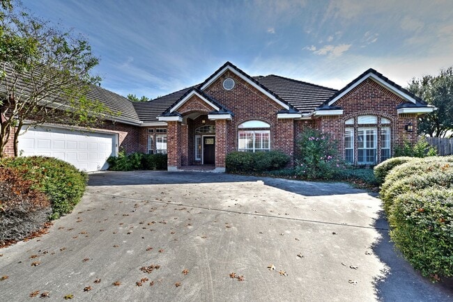 Beautiful one-story custom home in the gua... - 10 Deerhurst San ...