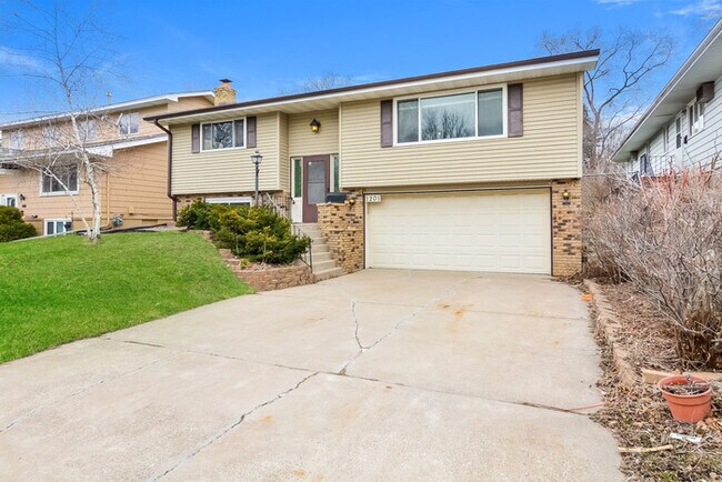 Lovely Split-Level in Columbia Heights! - 1201-43 1/2 43 1/2 Ave NE ...