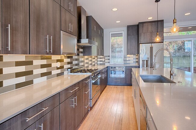 Welcome home to West Seattle comfort! - 5028 Puget Blvd SW Seattle WA ...