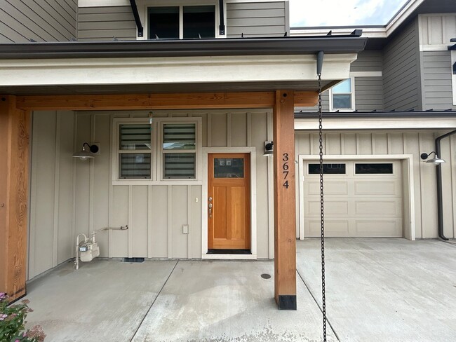 2 Primary Bedroom Suites / 2.5 Bathroom Townhouse in Redmond OR ...