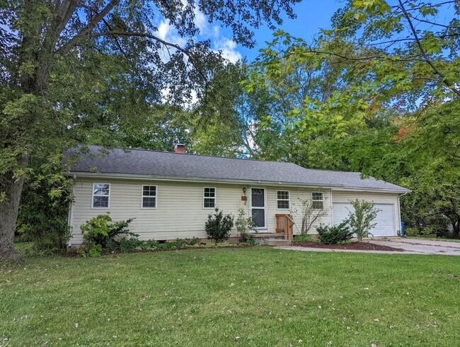 Sheffield Lake three bedroom ranch with tw... - 830 Roberts St ...