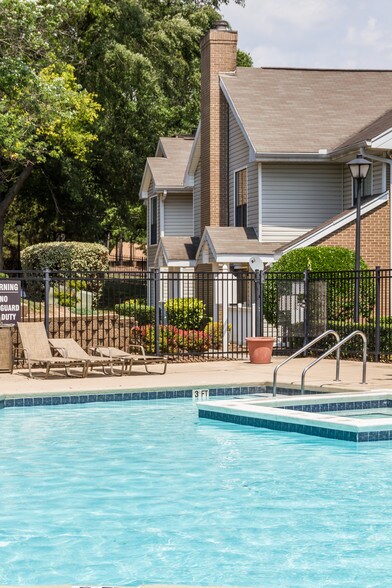 The Brook - 9924 Oakbrook Dr Charlotte NC 28210 | Apartment Finder