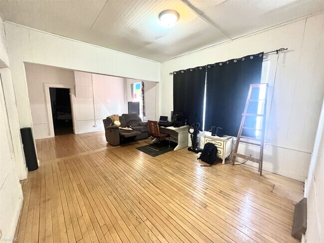 2 br, 1 bath Duplex - 1121 Summit Street 1 - 1121 Summit St Eau Claire ...