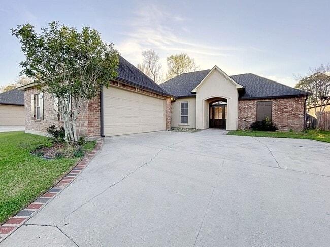 Beautiful Three Bedroom Home with a Split ... - 5718 Parkknoll Pl Dr ...