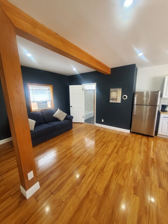 Gorgeous 1BED/1BATH Bay View Front Unit - 2829 S Howell Ave Milwaukee ...