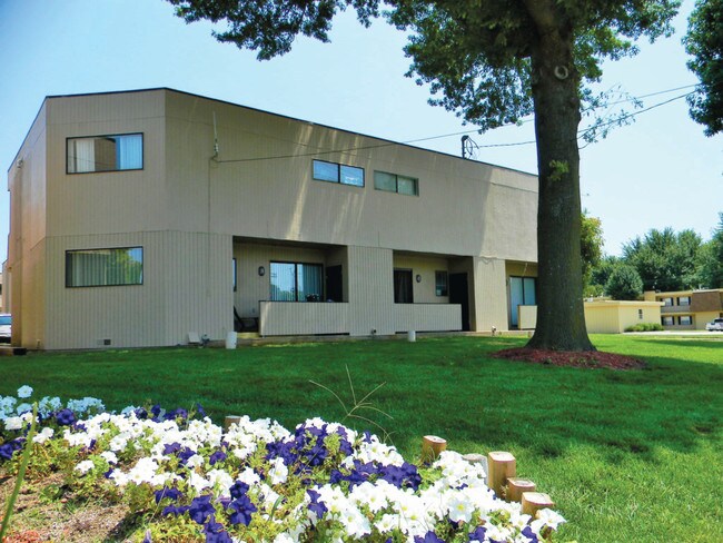 Pepper Tree Apartments - 1410 E Seminole St Springfield MO 65804 ...