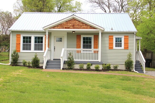 Stellar Inglewood Cottage!! Prime location... - 1063 Horseshoe Dr ...