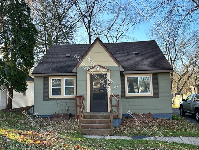 NW Side Upper Duplex 2 Bedroom Unit - 1527 Hillcrest Ave NW Grand ...