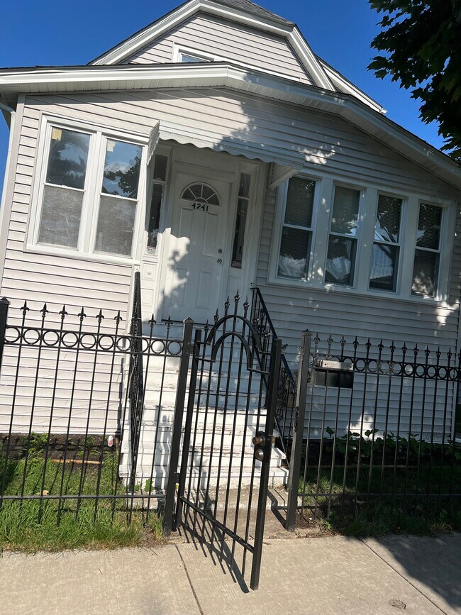 4241 N Sawyer Ave - 4241 N Sawyer Ave Chicago IL 60618 | Apartment Finder