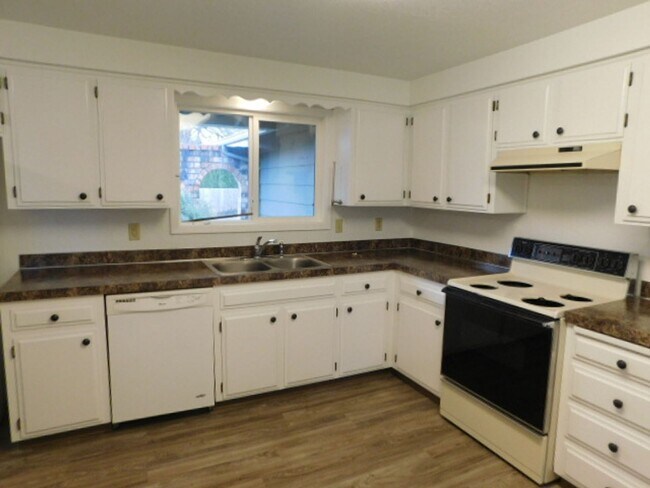 3Bd/2Ba Single Story Home - Available to V... - 1279 Lisa Ct NE Keizer ...