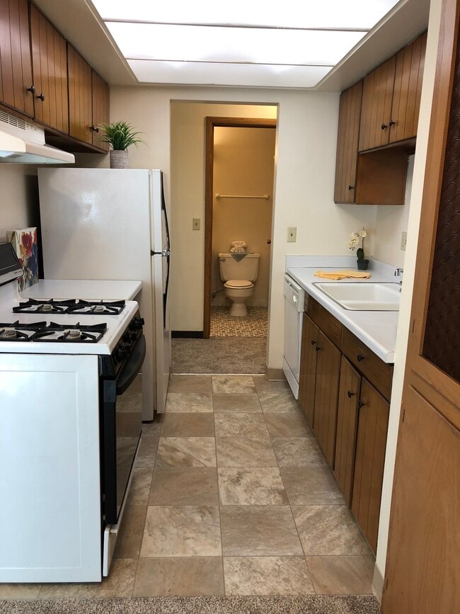 Oakview Manor - 2580 N Oakland Ave Milwaukee WI 53211 | Apartment Finder