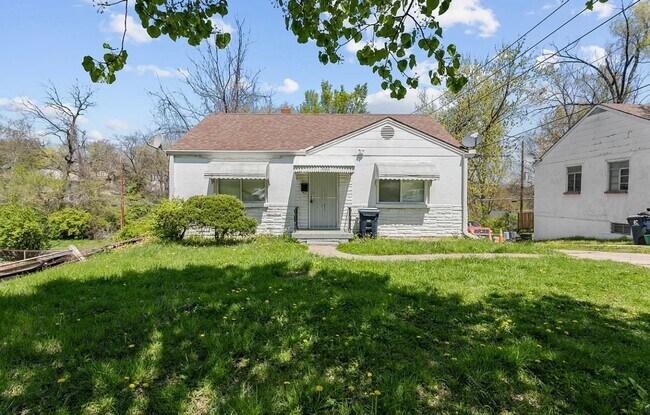 Cute 2 bedroom Bungalow home for rent! Ava... - 2022 E 79th St Kansas ...