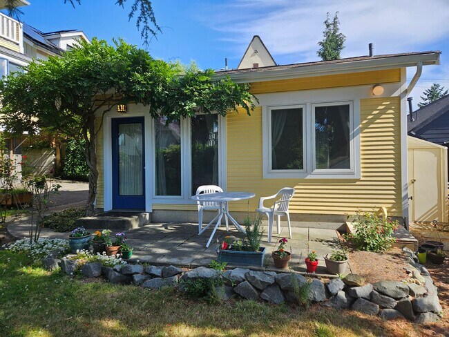 1 Bed/1 Bath Updated Wallingford Bungalow ... - 4228 Burke Ave N ...