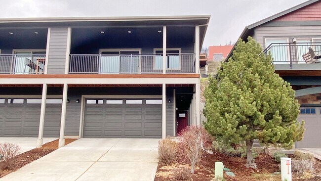 Upper Level Living - 107 Ingram Place White Salmon WA 98672 | Apartment ...