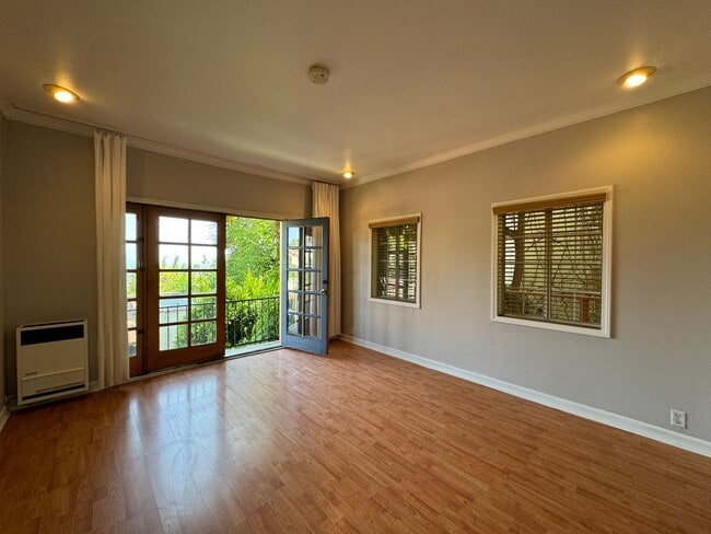 ALL UTILITIES INCLUDED 1920s Spanish courtyard building Walking ...