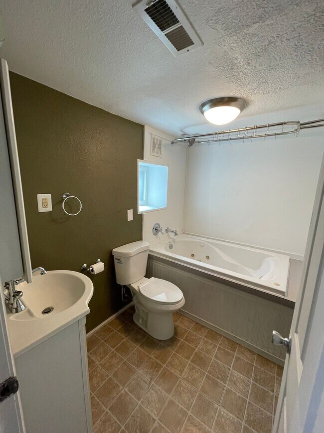 ALL UTILITIES INCLUDED - 3 bed duplex - 1503 Delta St Klamath Falls OR 97601 | Apartment Finder