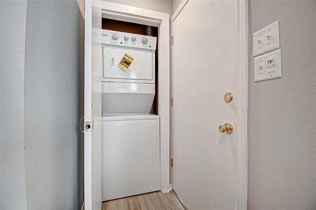 1903 Commonwealth St - 1903 Commonwealth St Houston TX 77006 ...