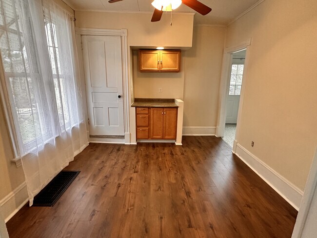 1516 W Locust St - 1516 W Locust St Bloomington IL 61701 | Apartment Finder