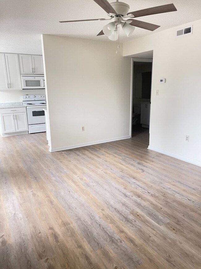 Newly updated 2 bedroom 1 bathroom condo. - 3309 Bridges St Morehead ...