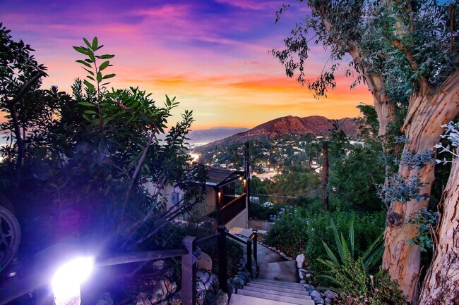 RARE HOLLYWOOD HILLS COTTAGE W/ 180 DEGREE... - 3112 Goodview Trail Los ...