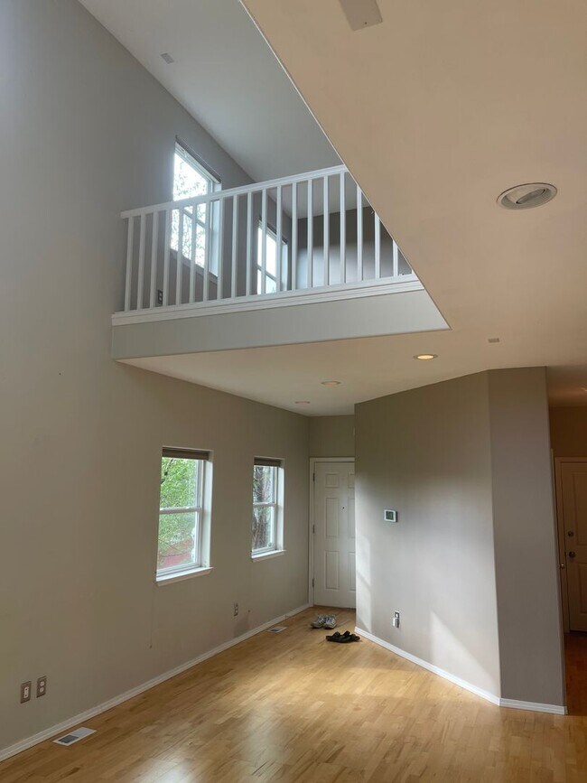 Beautiful home with sky high ceilings, a m... - 4750 Grumman St ...