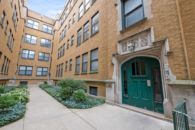 Gorgeous 3 Bedroom Duplex Condo in South S... - 7207 S Yates Blvd ...