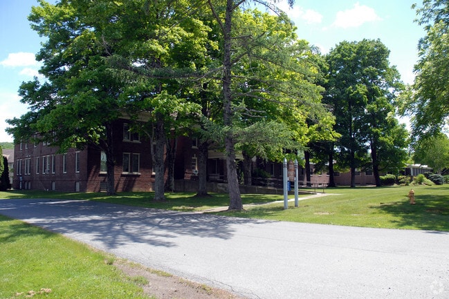 Hamilton Manor - 4225 Manor Dr Stroudsburg PA 18360 | Apartment Finder