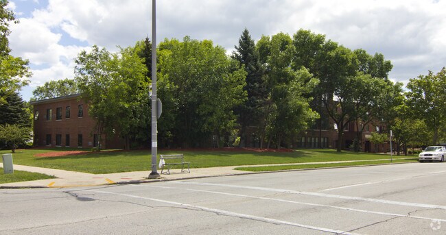 La Follette Park - Milwaukee, WI | Apartment Finder