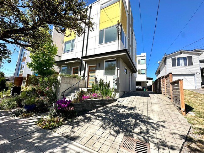 Modern Townhouse w/Rooftop Deck - 921 28th Ave S Seattle WA 98144 ...