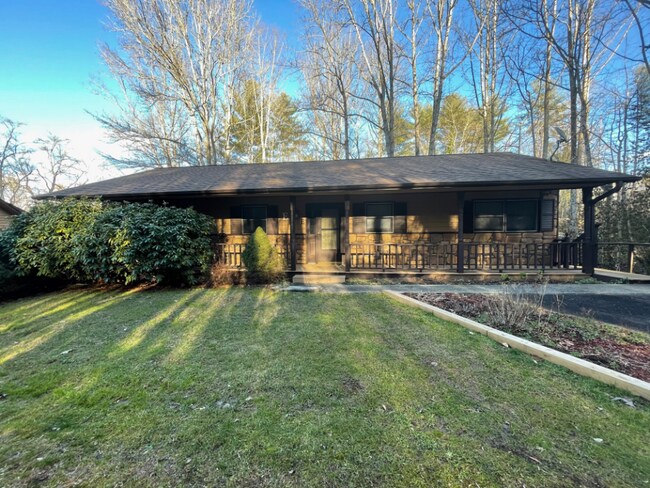 Nostalgic 1980s' ranch perfectly located i... - 86 View De Lake Dr ...