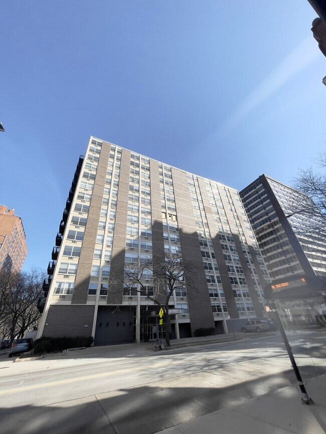 3033 N Sheridan Rd - 3033 N Sheridan Rd Chicago IL 60657 | Apartment Finder